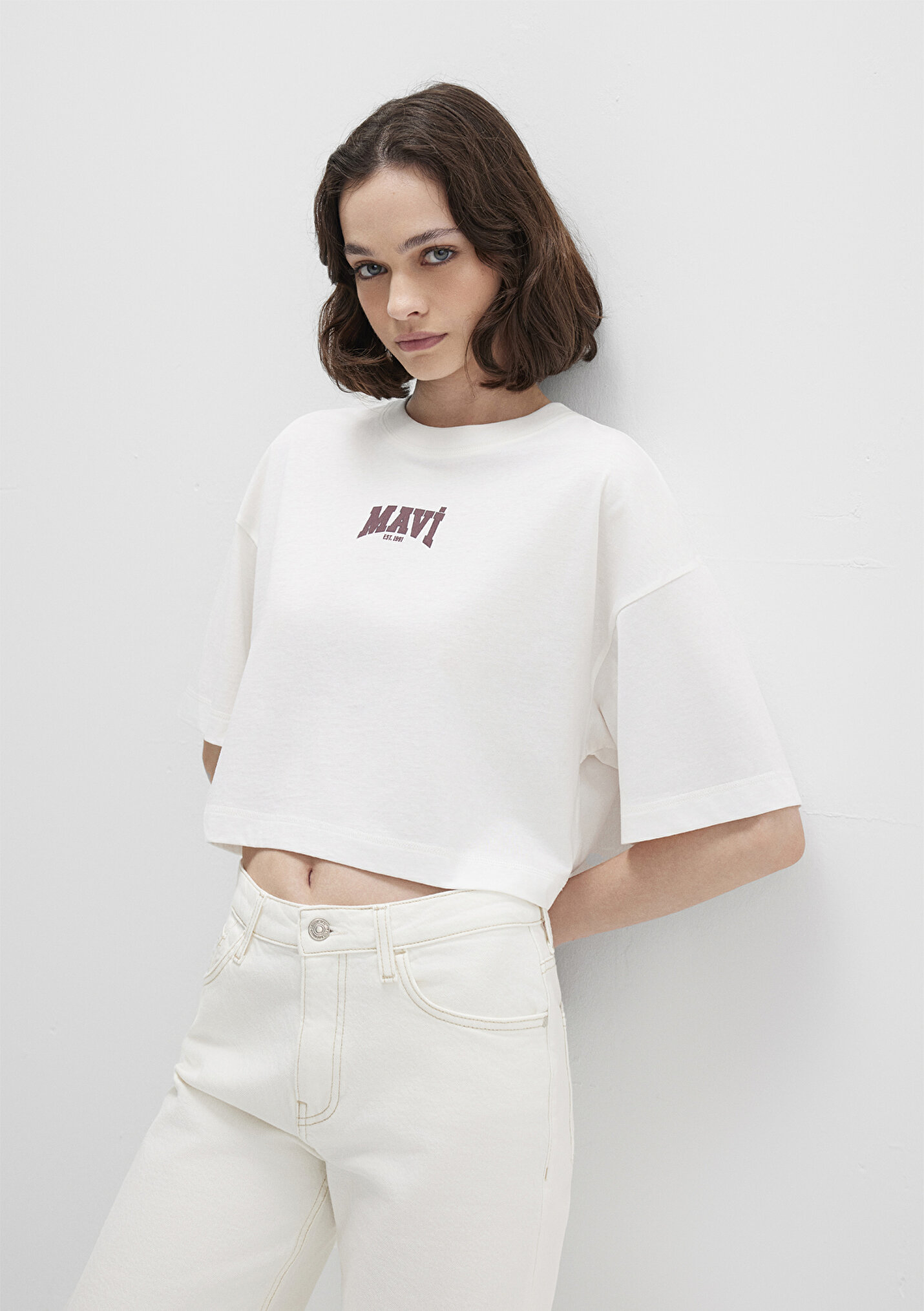 Kadın Mavi Logo Baskılı Ekru Crop Tişört