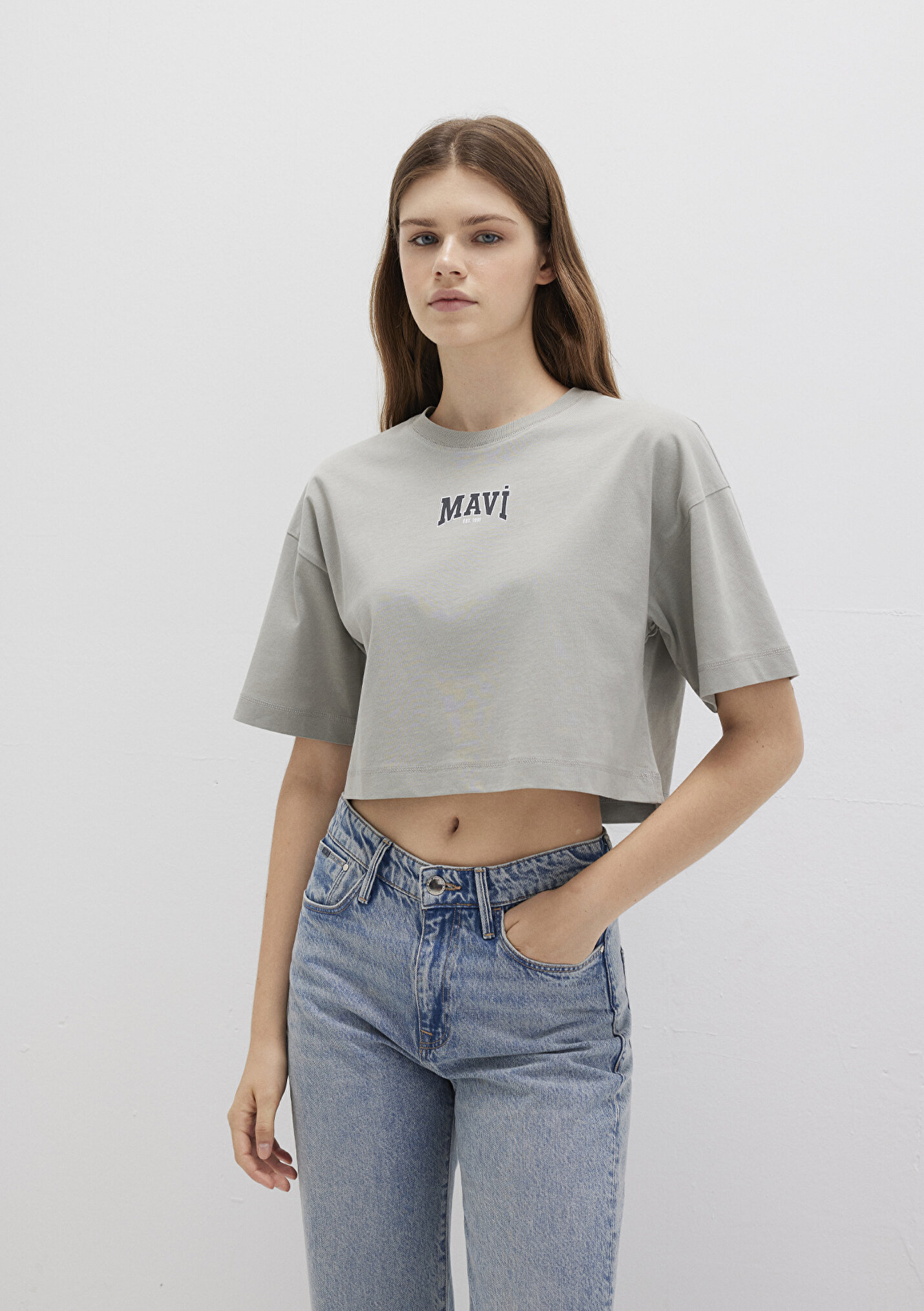 Kadın Mavi Logo Baskılı Gri Crop Tişört