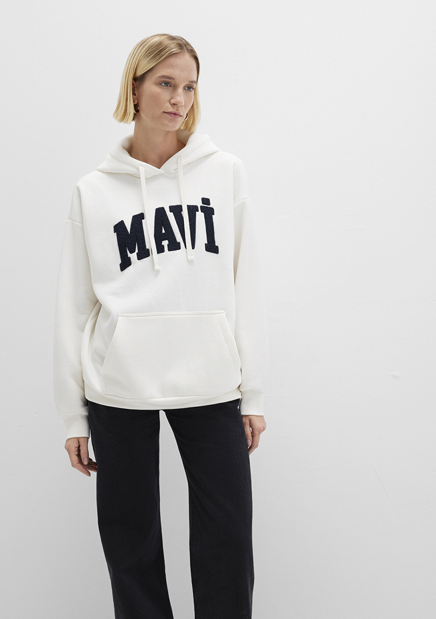 Kadın Mavi Logo Patchli Beyaz Sweatshirt