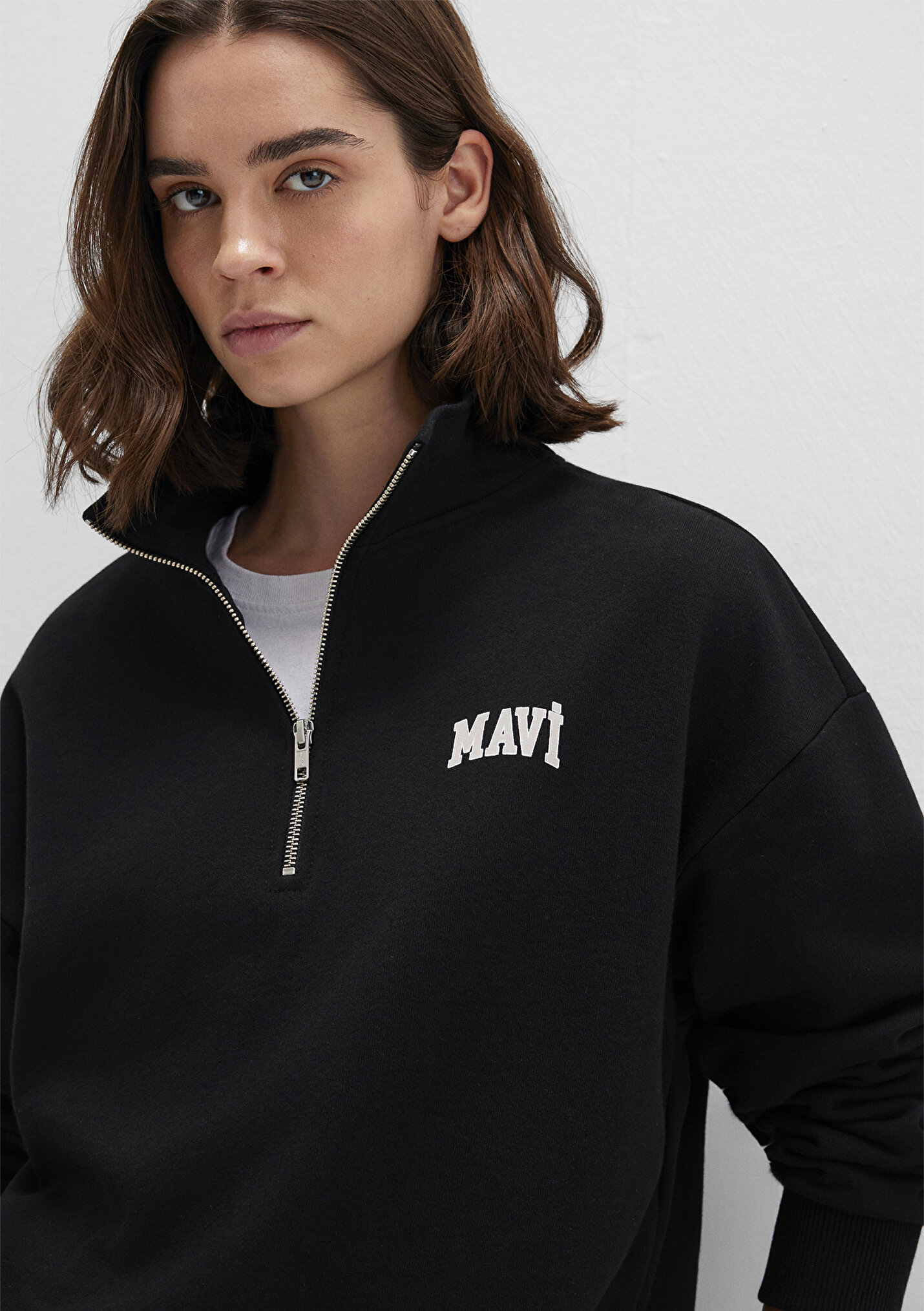 Kadın Mavi Logo Baskılı Yarı Fermuarlı Siyah Sweatshirt
